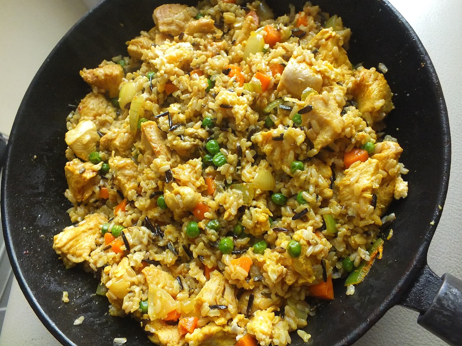 Pietų stalas: Laukiniai ryžiai su vištiena, daržovėmis ir kiaušiniu