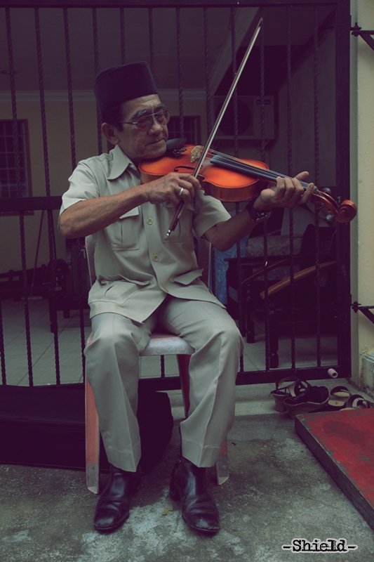 "Peel it. Feel it.": Melayu Sarawak: Bermukun dan Bergendang