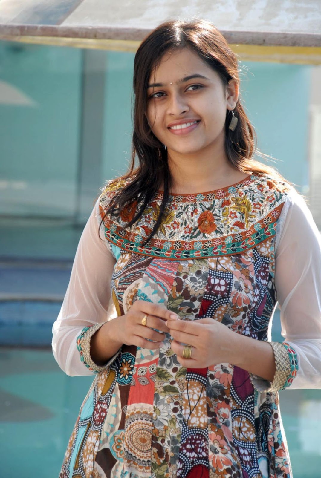 Tamil Actress Hd Wallpapers Actress Sri Divya Photos At Bus Stop Success Meet