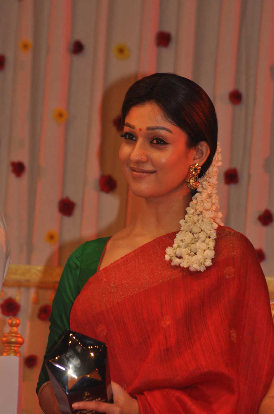 Nayanthara Cute HD Saree Stills and Wallpapers - Indian Actress ...
