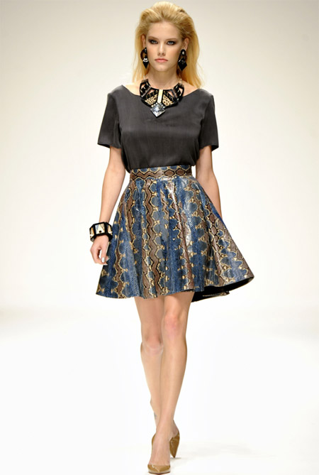 FASHIONNOIHSAF.: Holly Fulton.Graphic.colour.Geometric.The ever ...