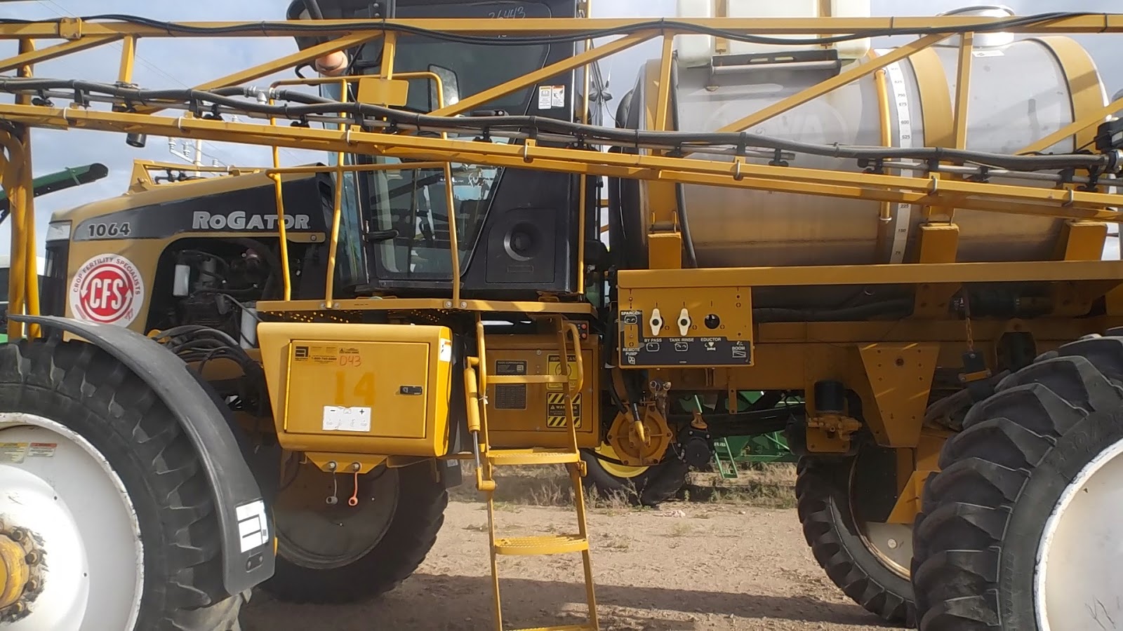 MAQUINARIA AGRICOLA INDUSTRIAL: Aspersora RoGator 1064 2004 80 Pies ...