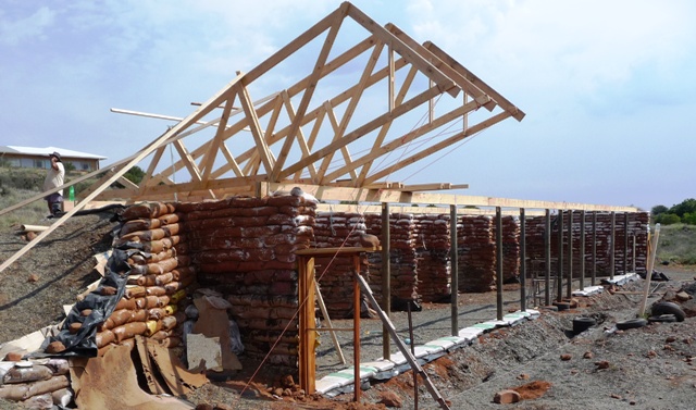 Aardskip - Earthship: First three trusses - Eerste drie dakkappe