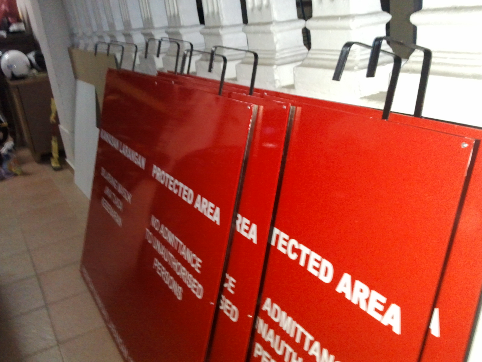 HR Sevices Enterprise: Papan tanda Kawasan Larangan