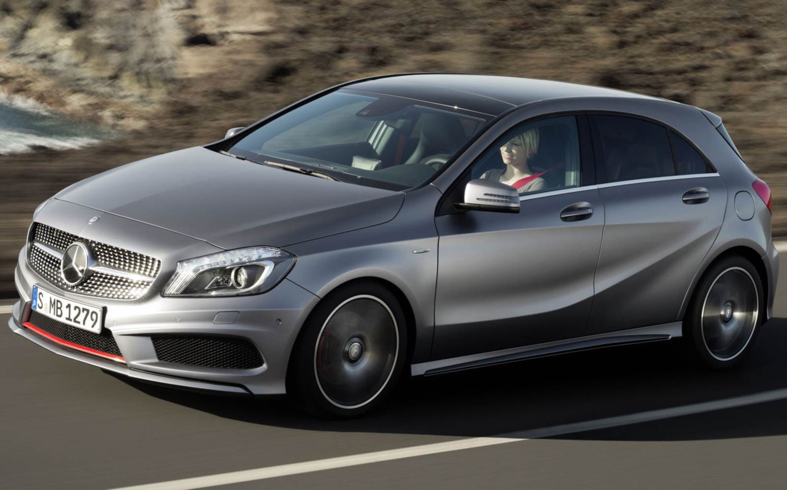 Mercedes A250 é bem mais caro, porém inferior ao Golf GTI