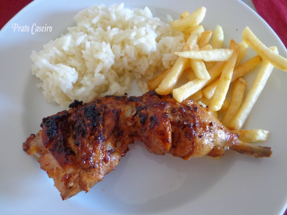 Prato Caseiro: Frango assado no churrasco com arroz branco, batata ...