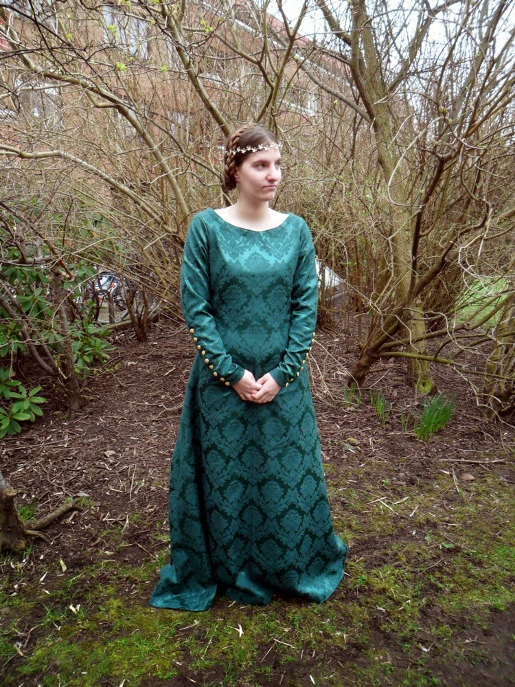 Eva's historical costuming blog: Two fitted dresses from the mid-14th ...