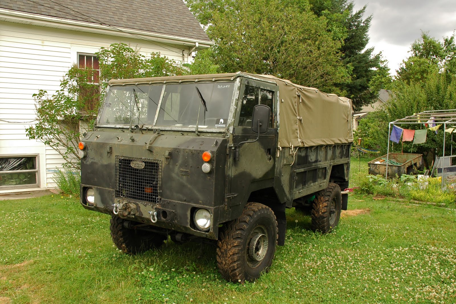 OLD PARKED CARS.: 1976 Land Rover 101 Forward Control.