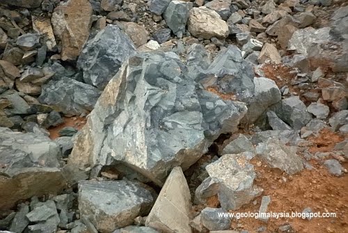 Blog Geologi Malaysia: Batuan volkanik (breksia tuf) dari Lebir, G. Musang