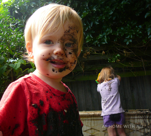 At home with Ali: Summer fun = Messy play