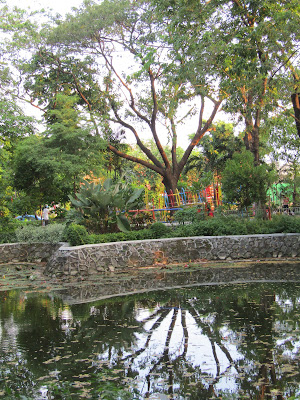 surabayakeren: Taman Flora Bratang, Taman Wisata Murah di Surabaya