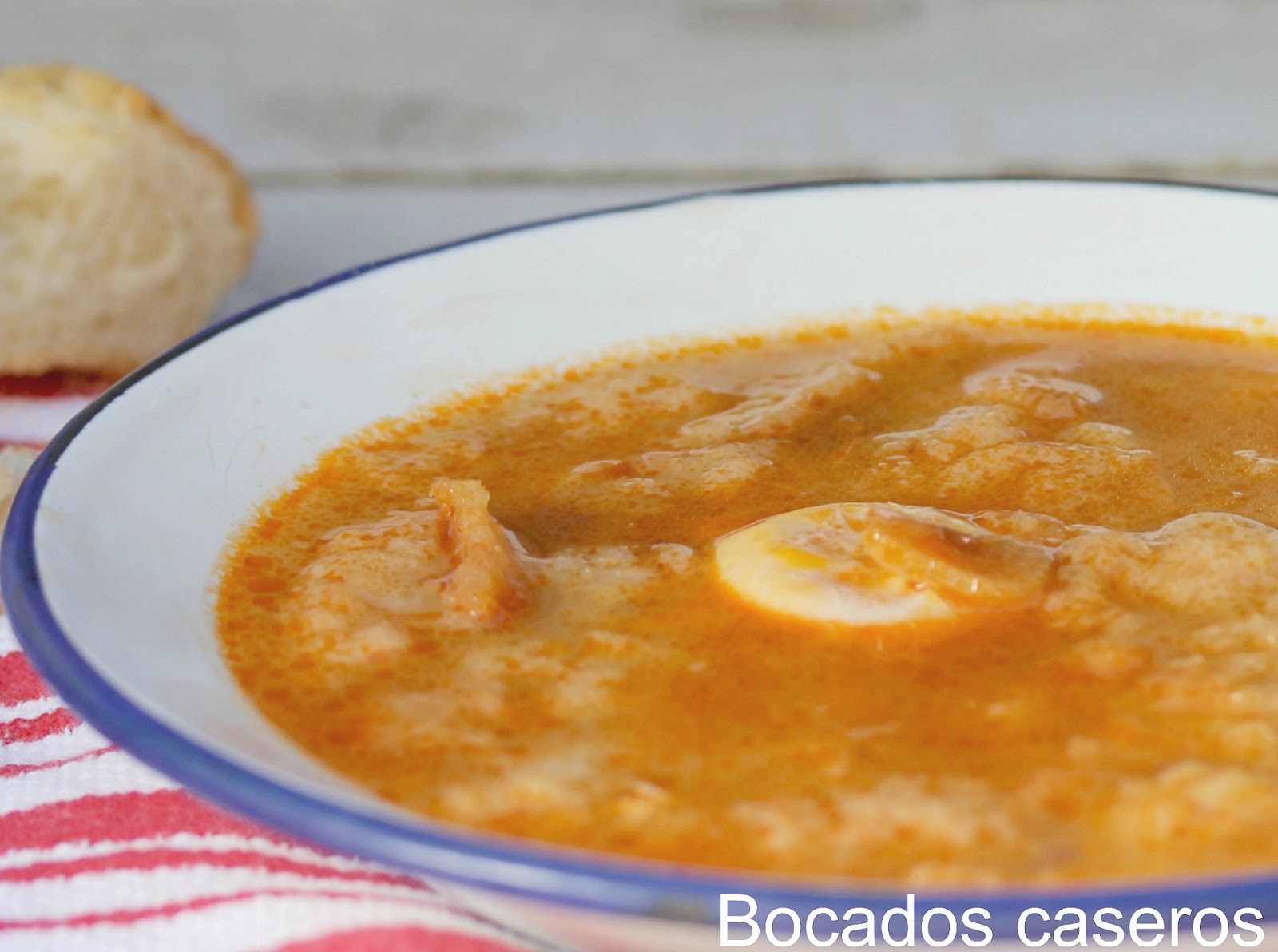 Bocados Caseros: Receta de Sopa de Ajo fácil