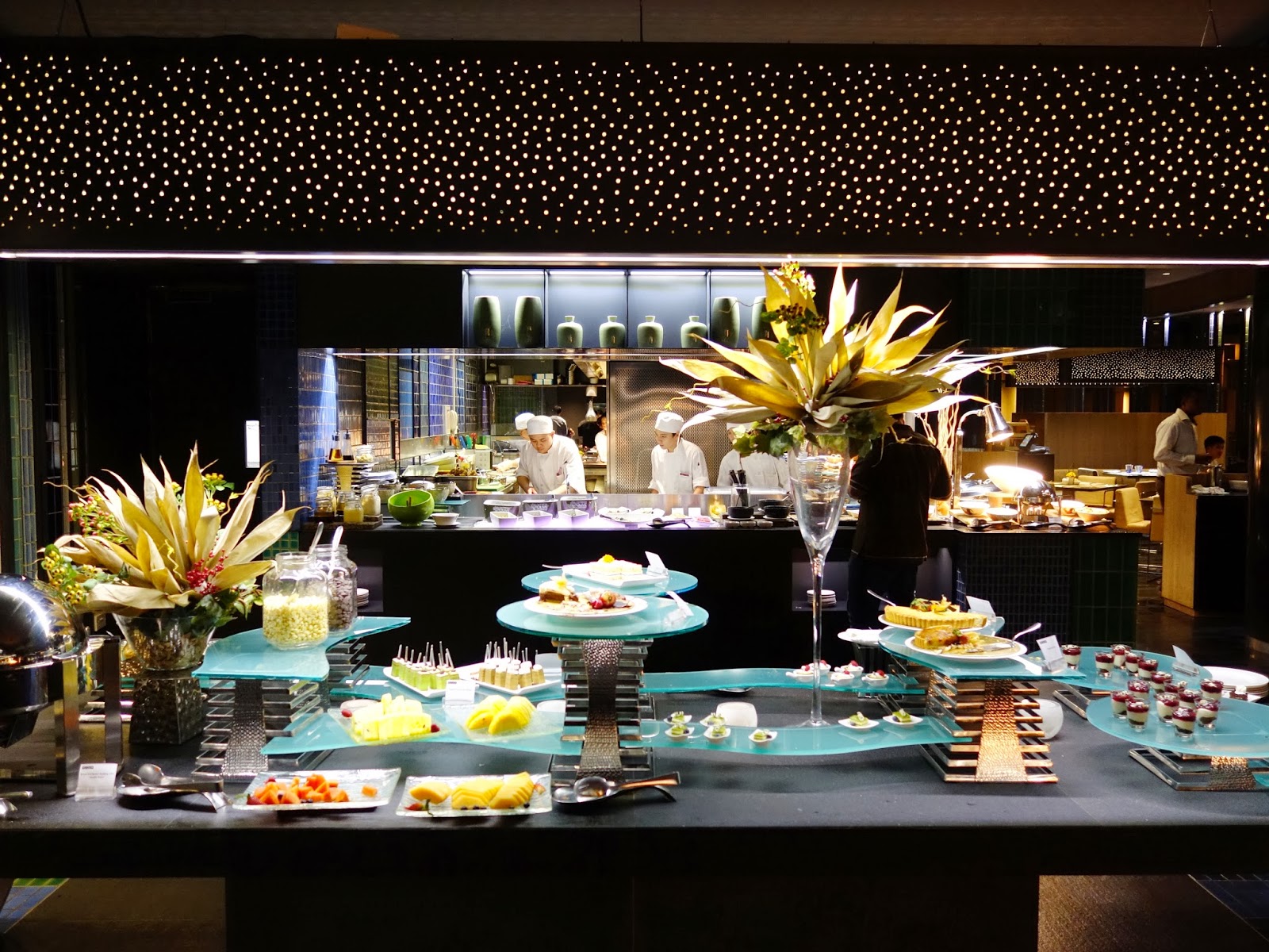PinkyPiggu: Azur at Crowne Plaza Changi Airport ~ The Tremendous Angus ...