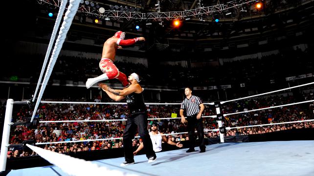 WWE In live!!!!: SIN CARA vs HUNICO