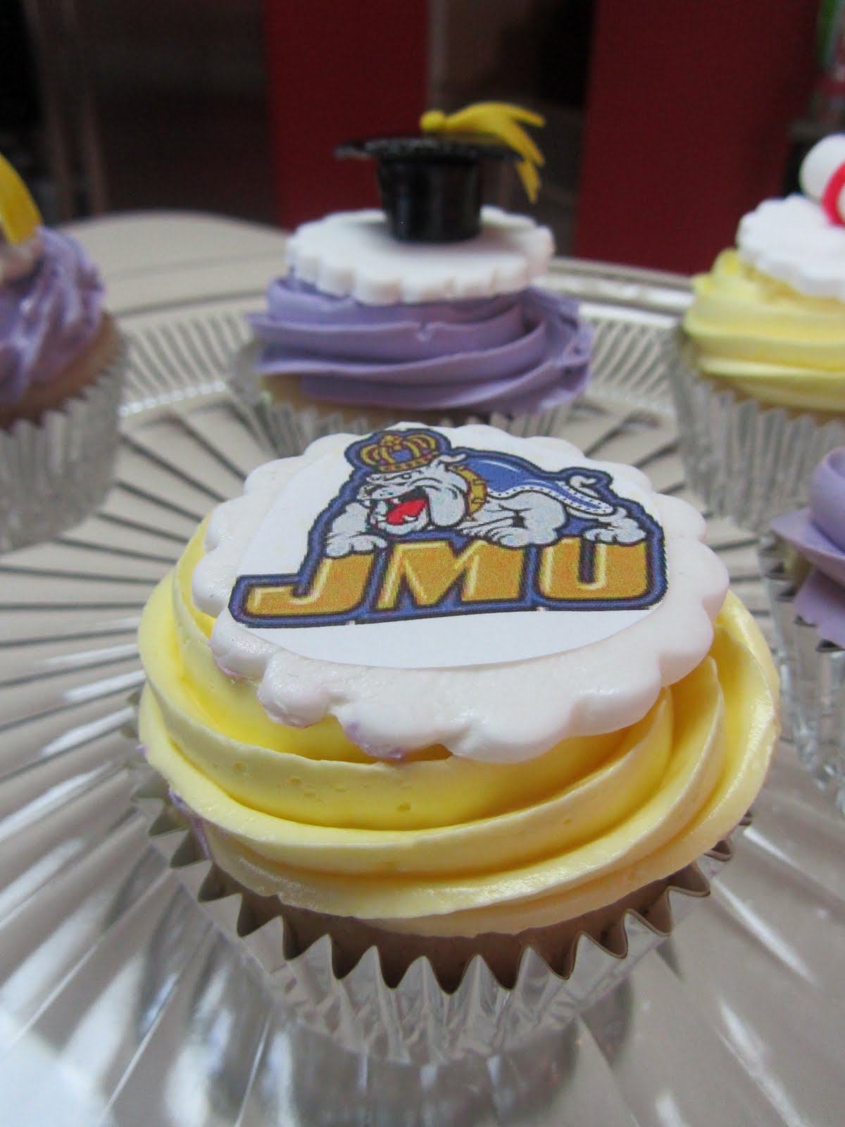 Lola's Cupcake Shoppe: James Madison University Graduation Cupcakes!