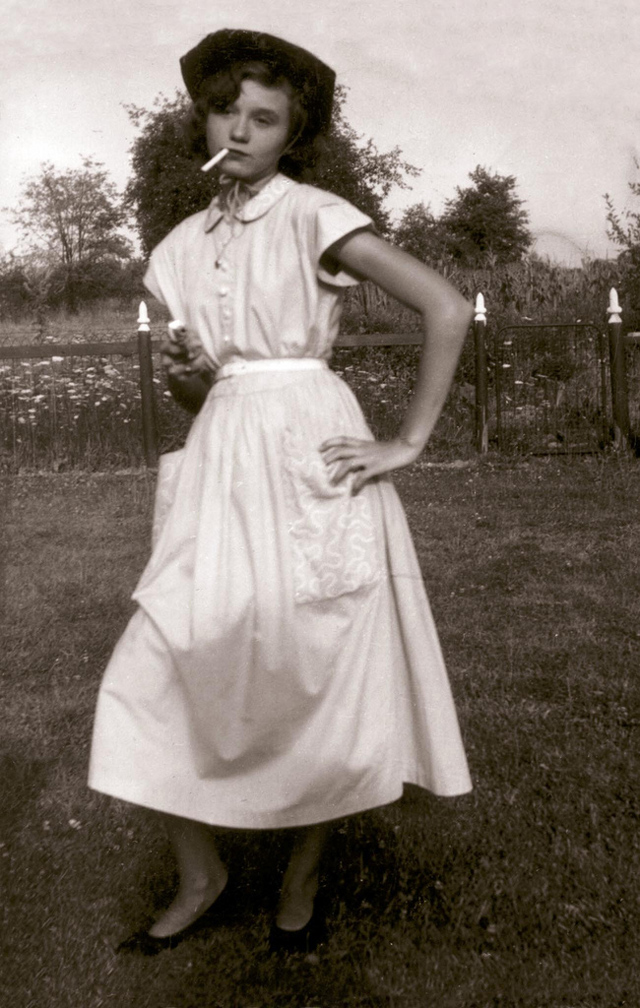 How to Hold a Cigarette in Style – 47 Vintage Snapshots Show Smoking ...