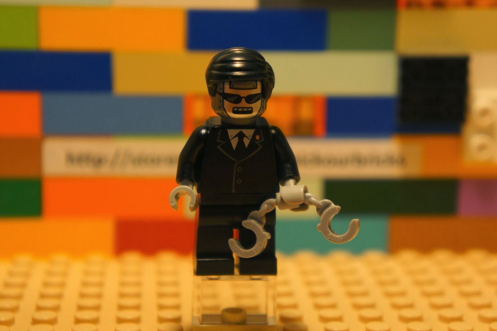 The LEGO Movie ROBOT FED Business-Suited Robot Droid Police Minifigure