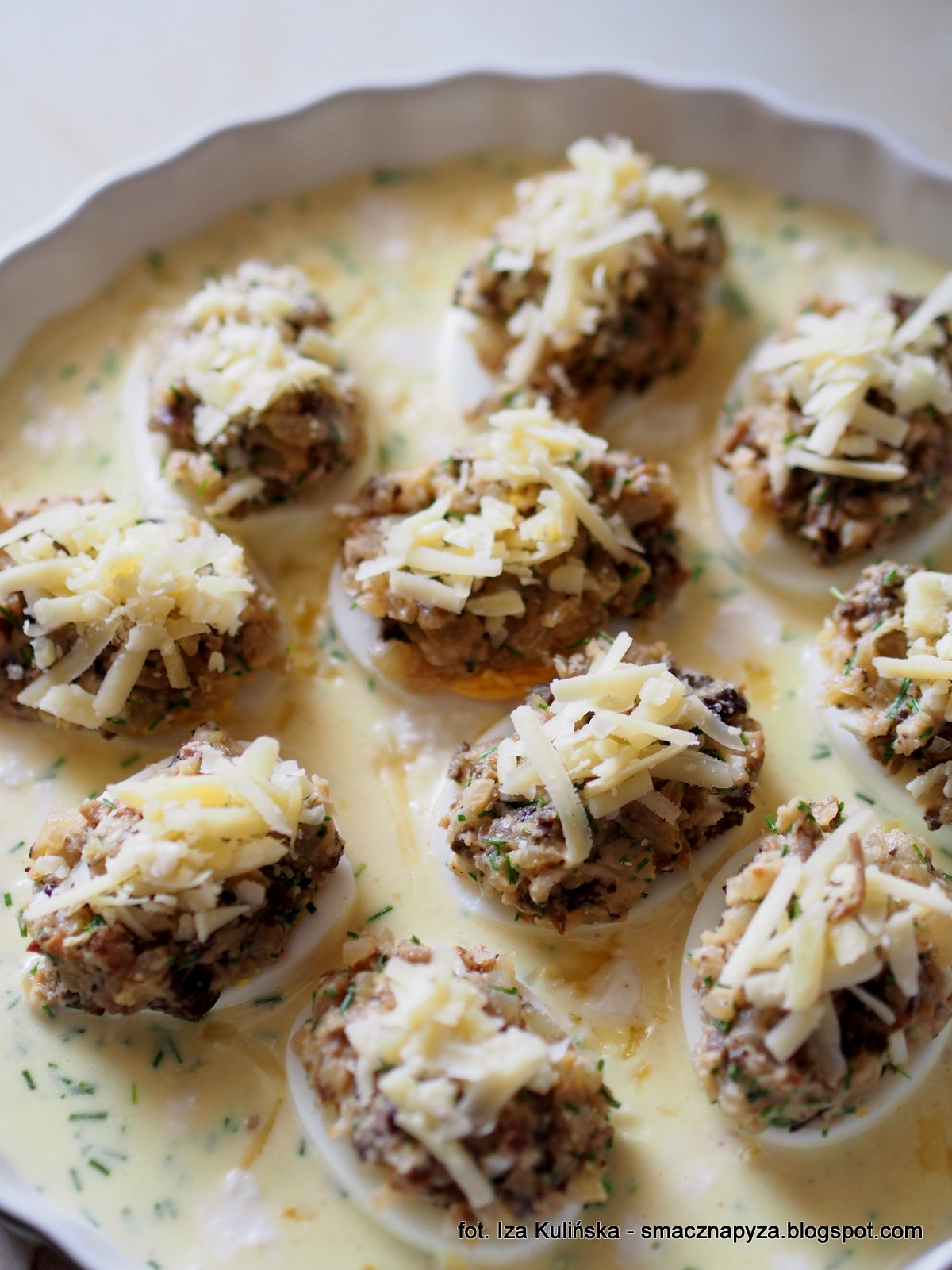 Jajka zapiekane ze smardzami w sosie śmietanowo-serowym | Smaczna Pyza