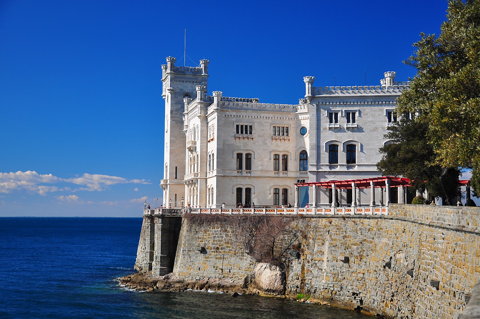 Matejcek foto: Februarja na morju in obisk gradu Miramare v Italiji