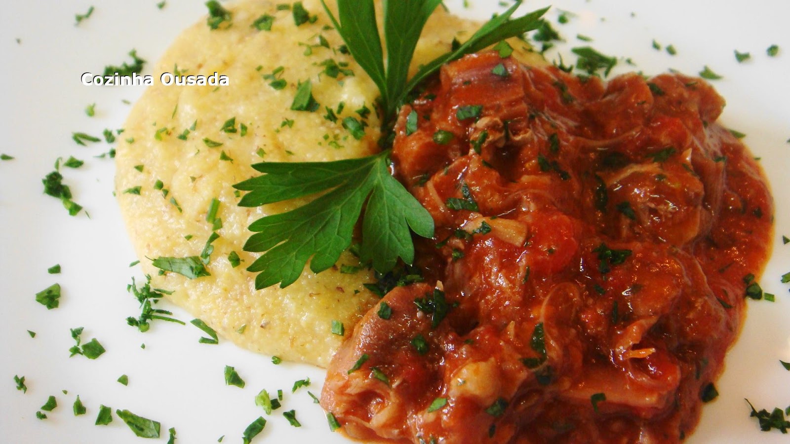 Cozinha Ousada: Polenta Rústica ao Ragu de Cordeiro