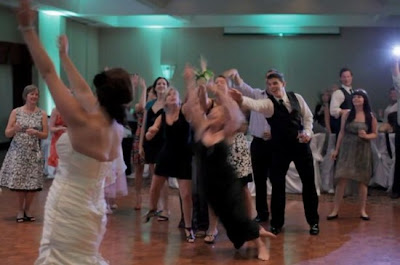 {Friday Fail} Bouquet Toss Fails - Babydoll Weddings