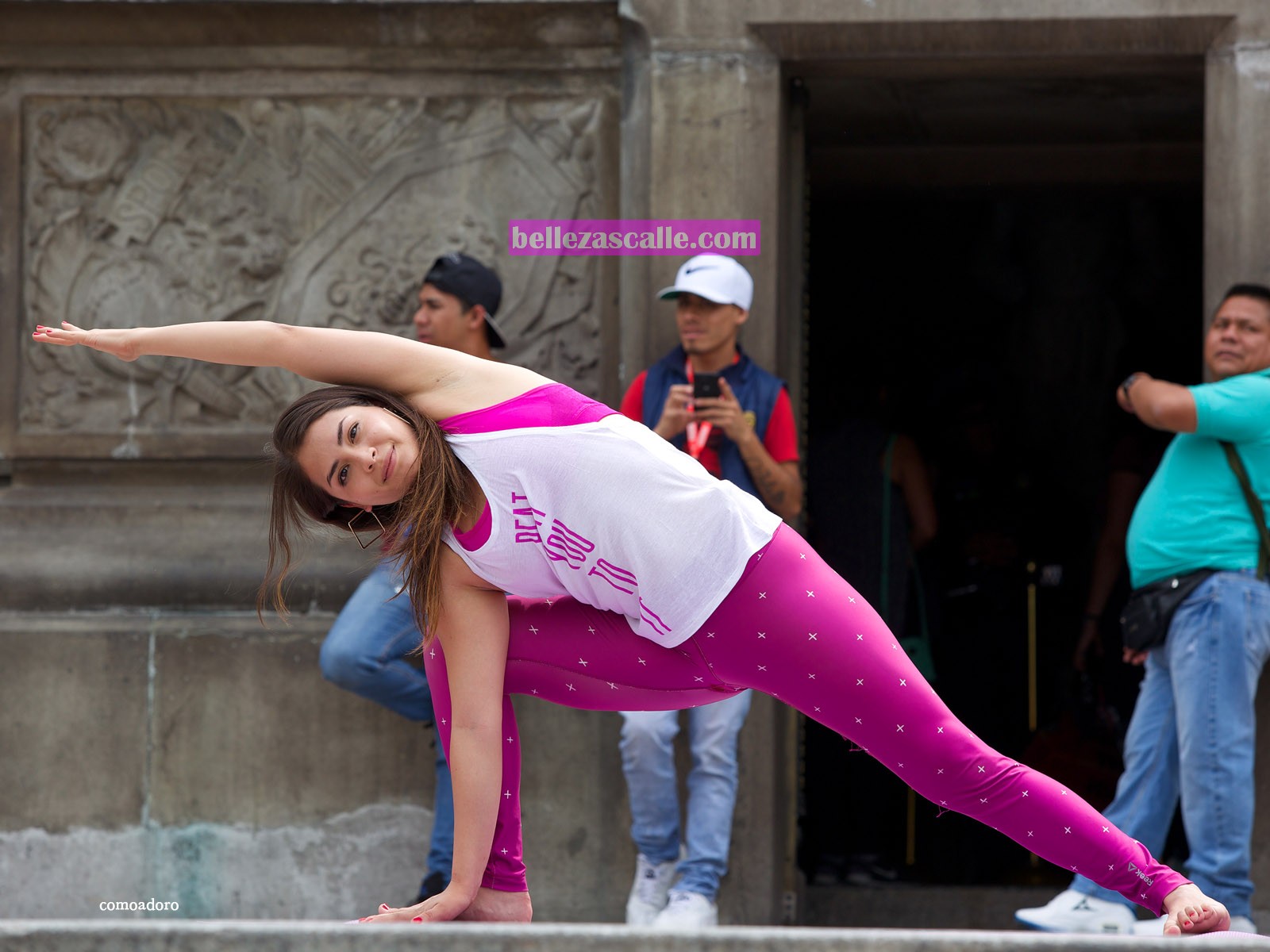 Chicas bonitas haciendo yoga en el parque | Mujeres bellas en la calle