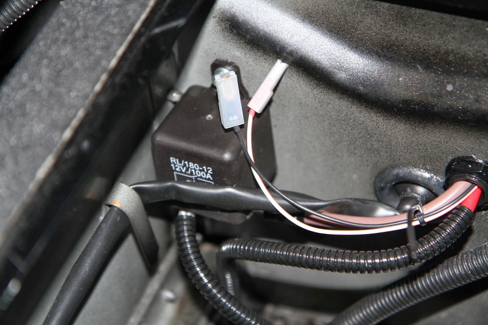 Defender 90 XS: Under Cubby Safe