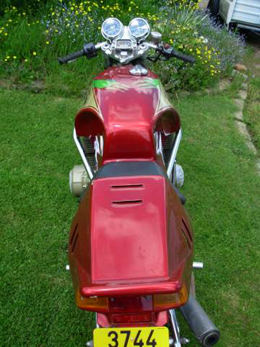 Cling on for dear life !!!: Moto Martin CB750 Café Racers