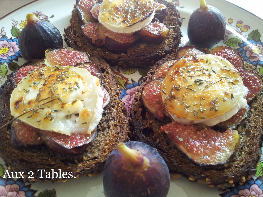 AUX 2 TABLES...: Toasts figues-chèvre chaud et miel.