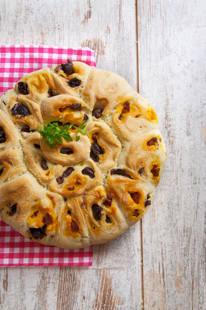 Las cosas de comer: Remolinos de pan con chorizo y aceitunas
