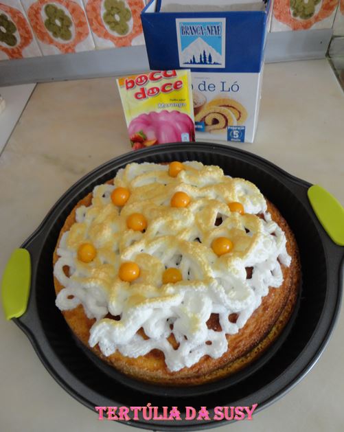 Pão de ló com recheio de pudim de morango boca doce e cobertura de ...
