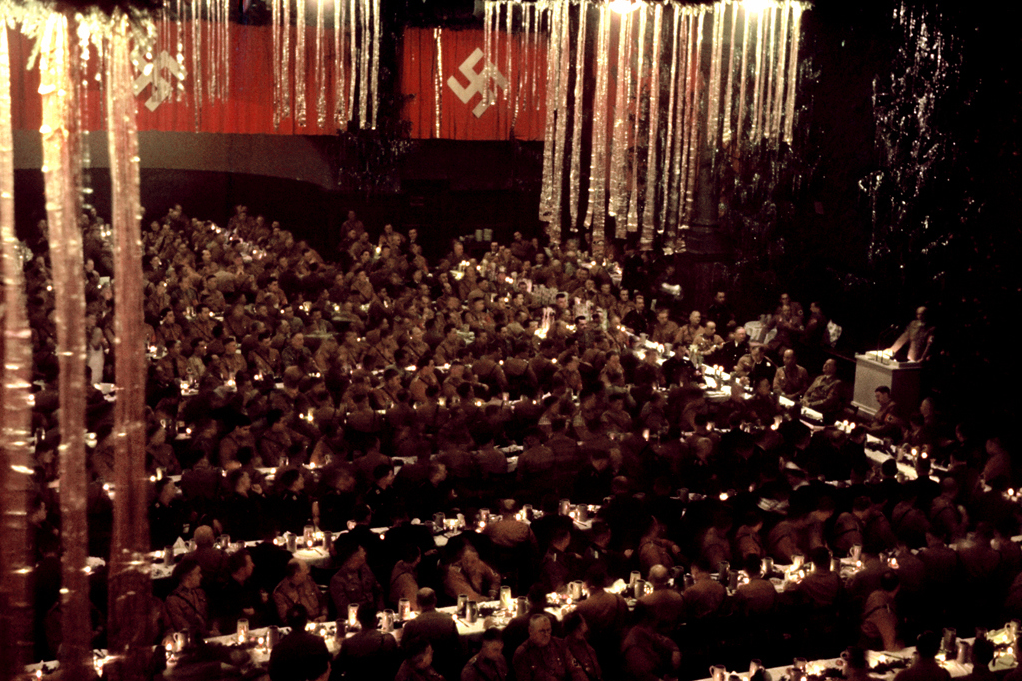 Imagens de Hitler e nazistas a celebrar o Natal.