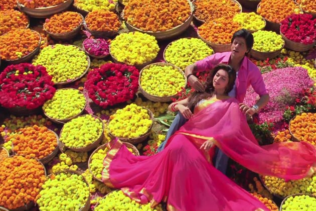 Shah Rukh Khan, Deepika Padukone attract fans in Chennai Express - New ...
