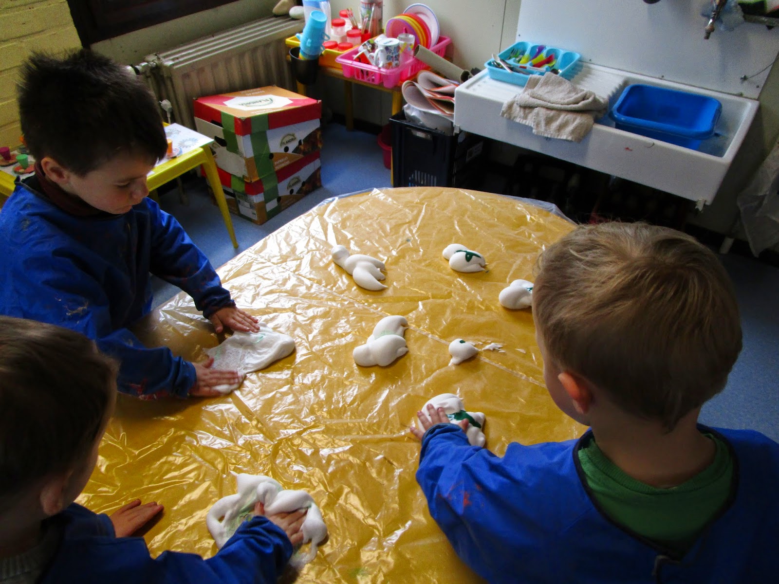 vriendjes van Jules: schilderen met de handjes met verf en scheerschuim ...