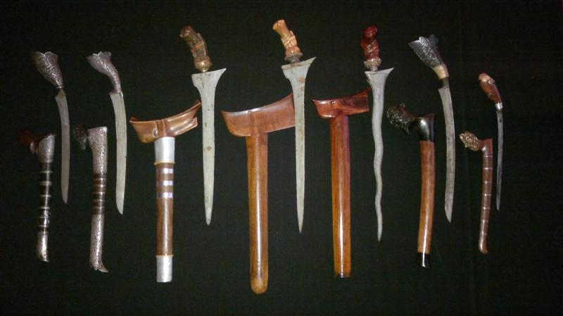 Badai Mencak Kelambit Biru: Keris Sisip Pelengkap Busana Melayu ...