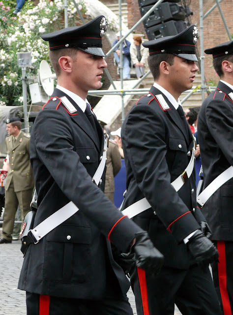 Half Windsor Full Throttle: Stylish Italian Police Uniforms - Carabinieri