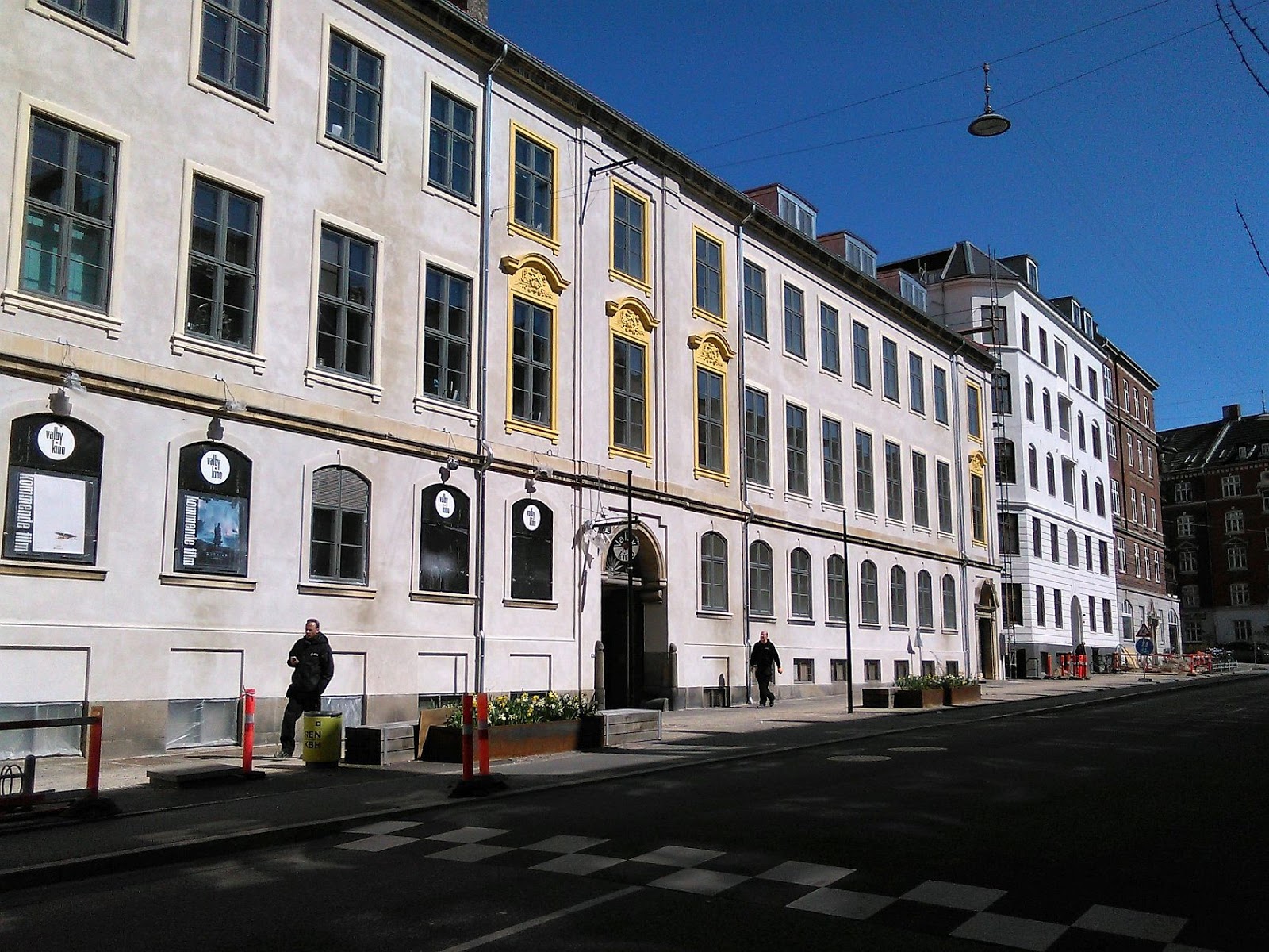 Valby og København, før og nu: Valby Kino har fået et facadeløft