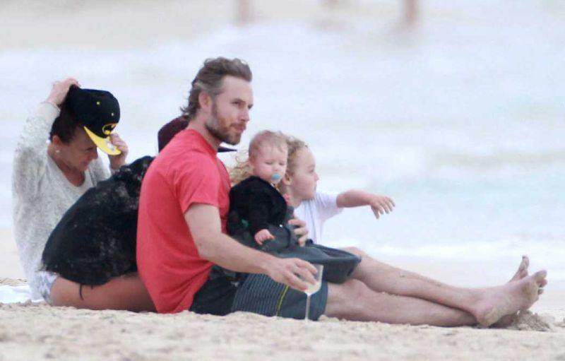 Retro Bikini: Ashlee Simpson Wears “Zig Zag Bikini” At Hawaii (35 Photos)