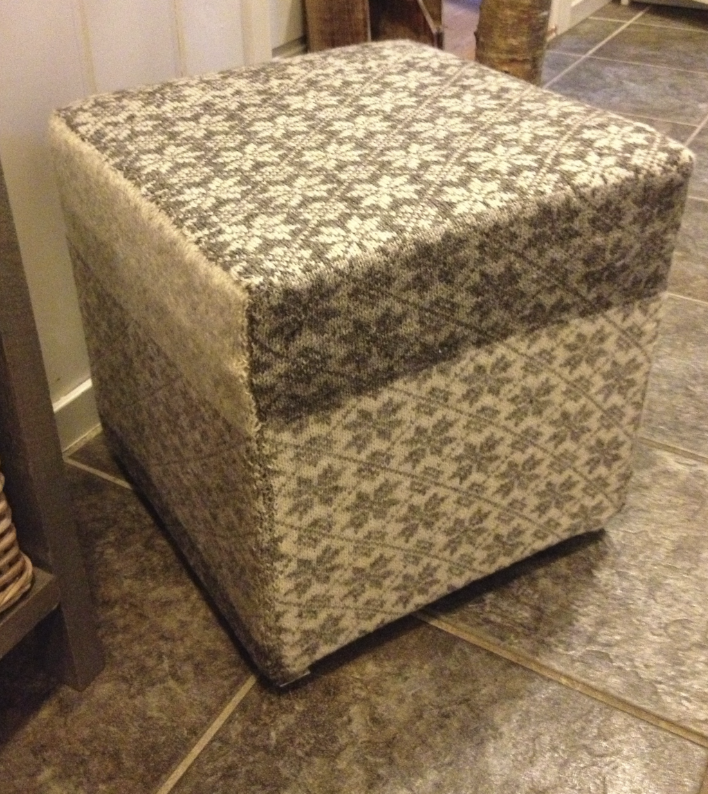 Lilla dør: Puffen er ferdig montert....ikkje verst:)