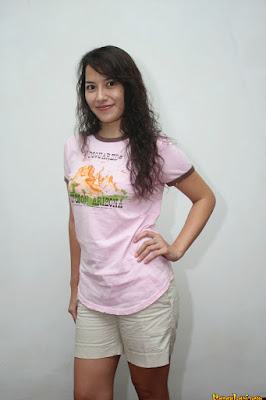 Biodata dan Profil Artis Cantik Vonny Cornellya - Vokalis Band Bening - Cewek Kejam