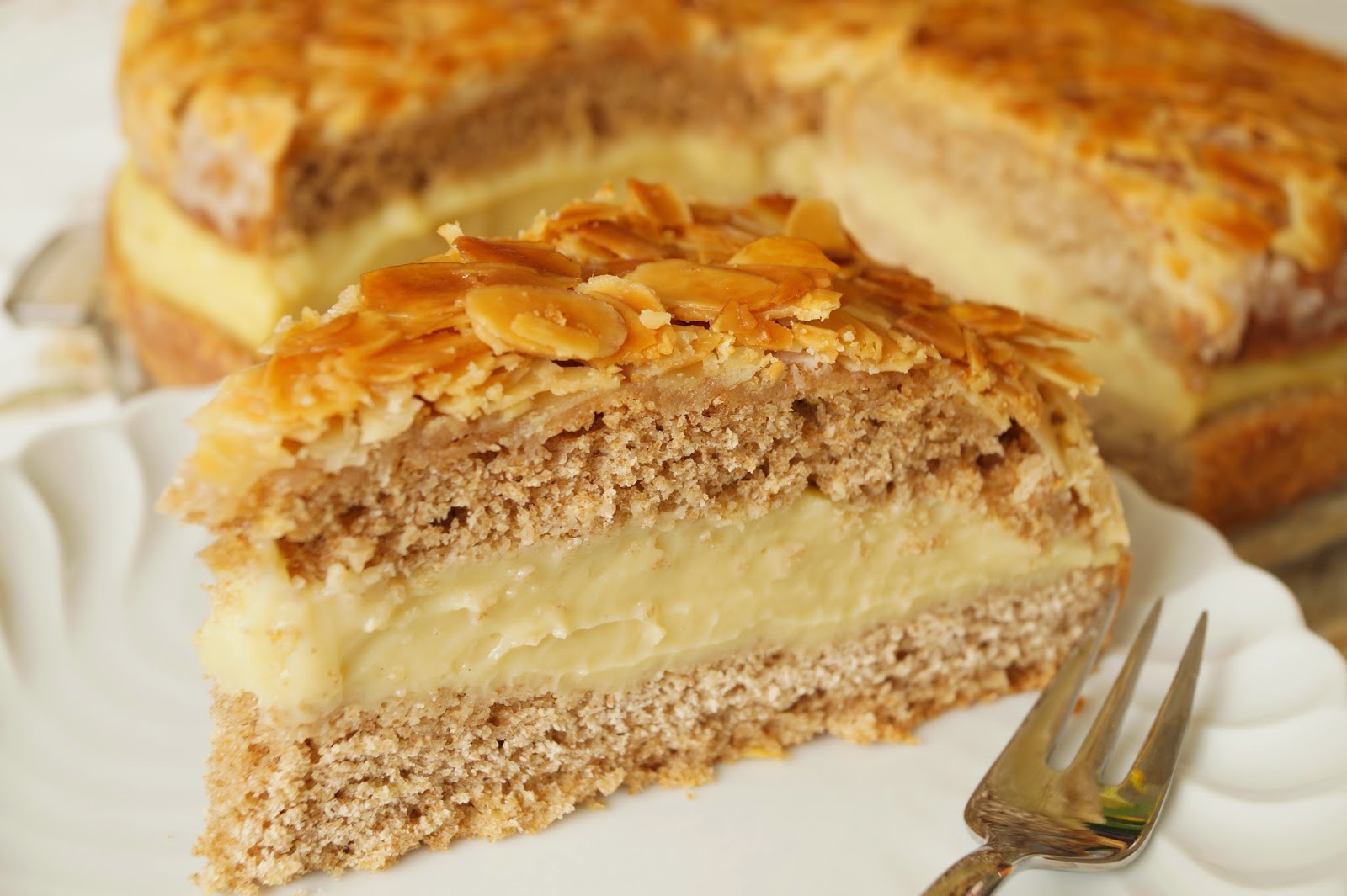 Las cosas de Rocío: Bienenstich (Tarta alemana de crema y almendras ...