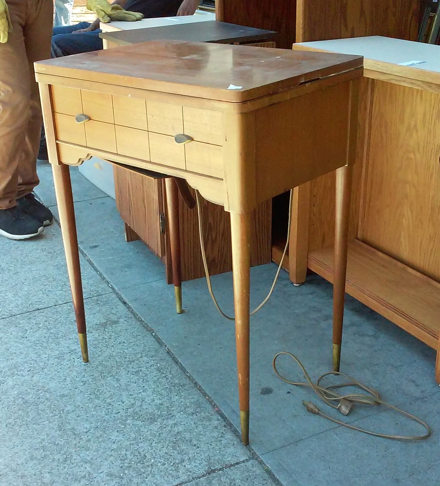 UHURU FURNITURE & COLLECTIBLES: SOLD #2073 Vintage Singer Sewing Table ...