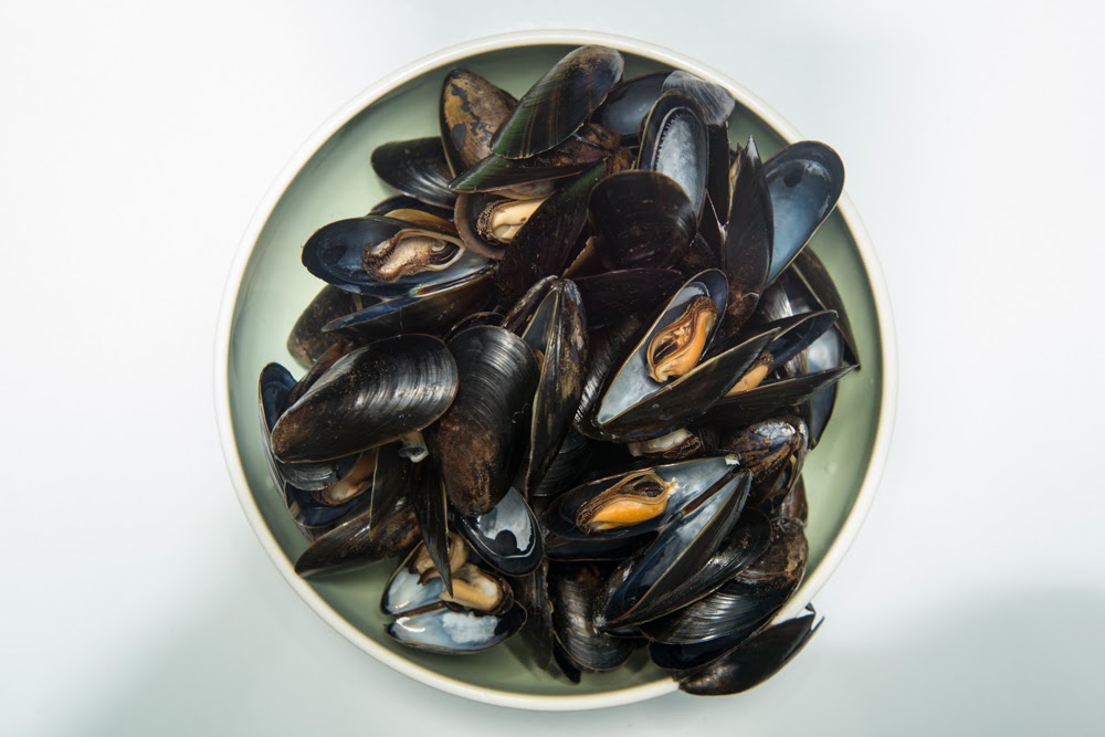 SOUNDING MY BARBARIC GULP!: Mussels with Lemon-Saffron Sauce