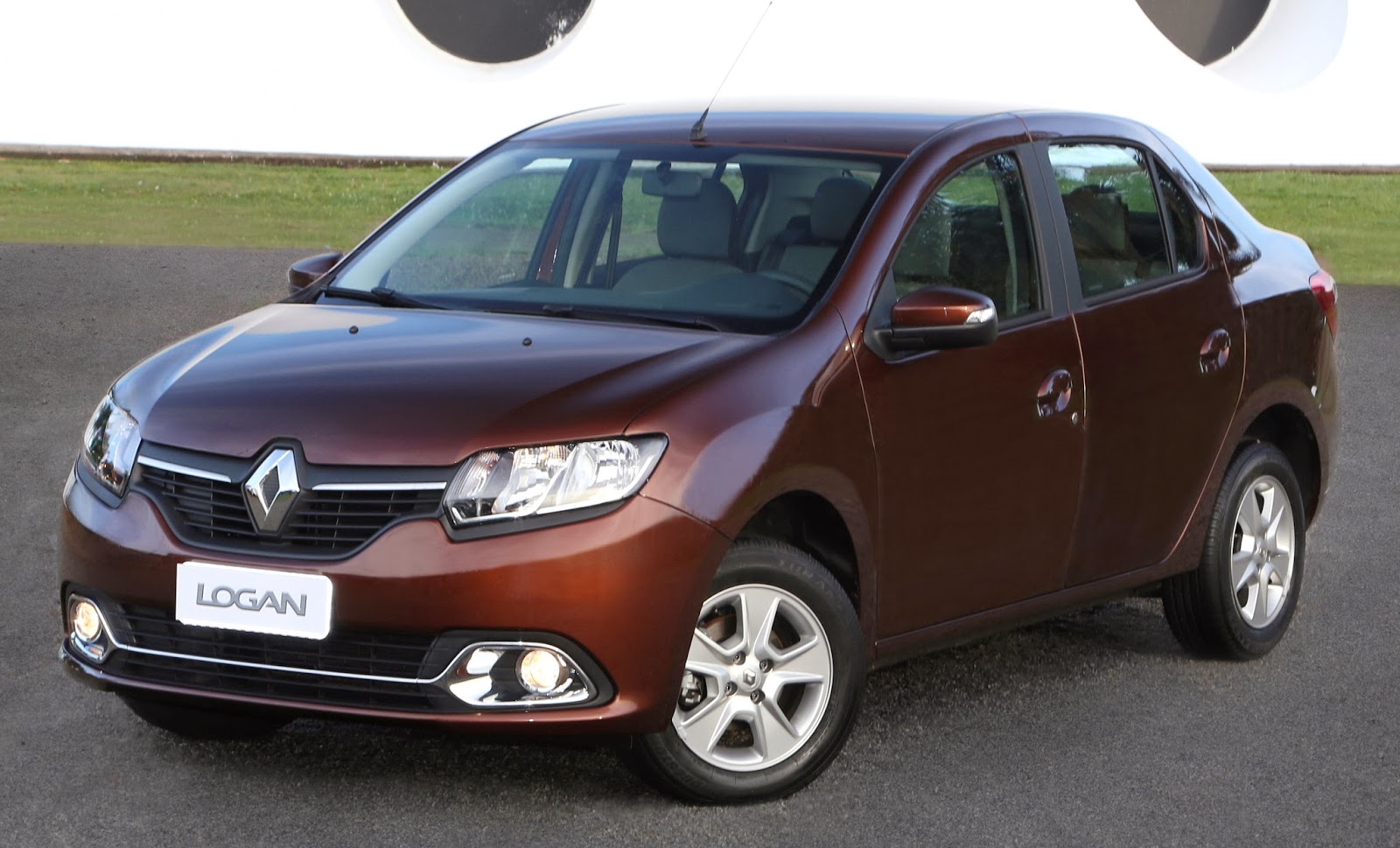 Renault apresenta novo Logan no Brasil