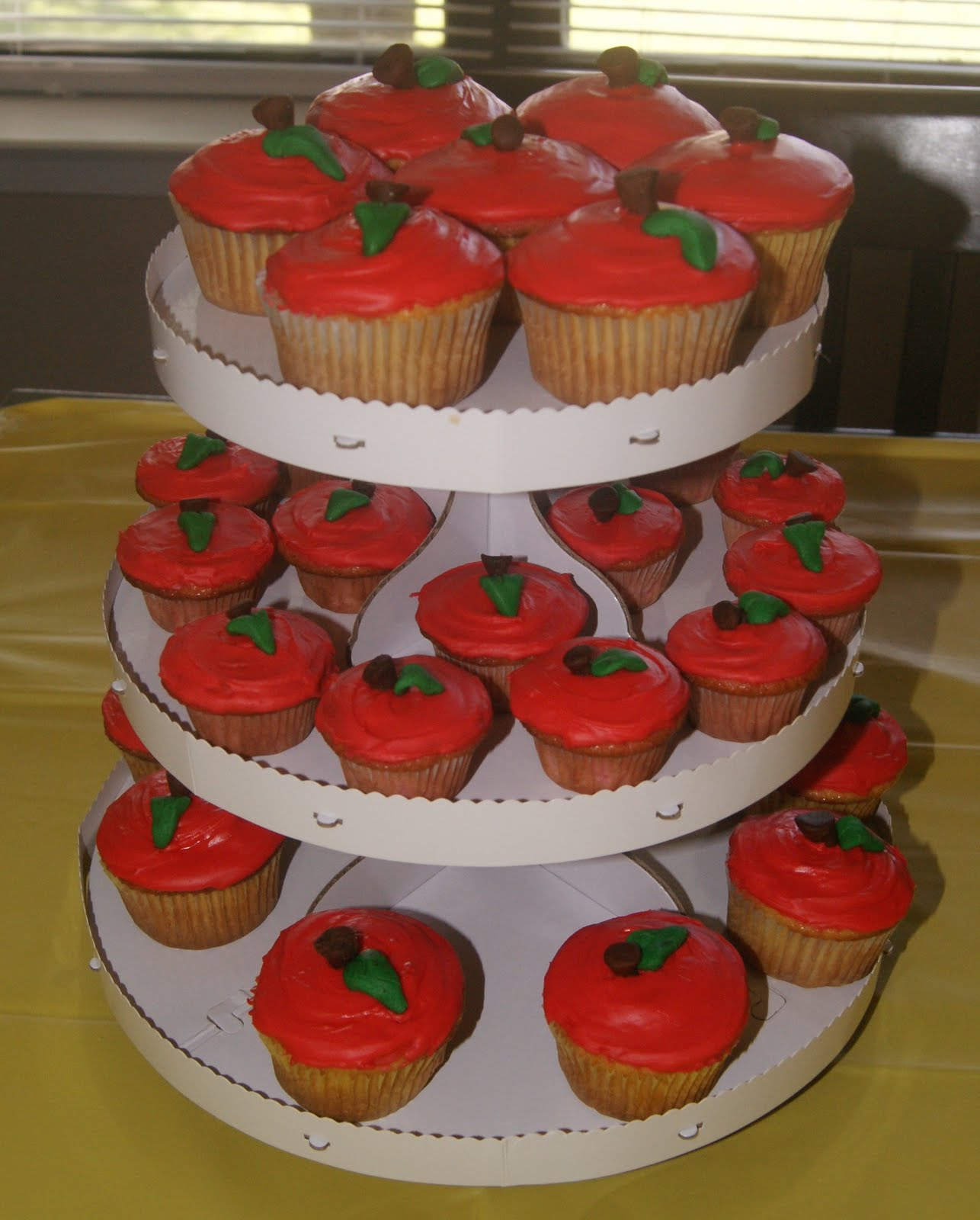 Mama Creedon's Cakes!: *Apple Cupcakes*