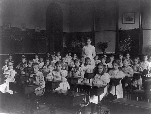 Here's What School Classrooms Looked Like From the Late 19th Century ...