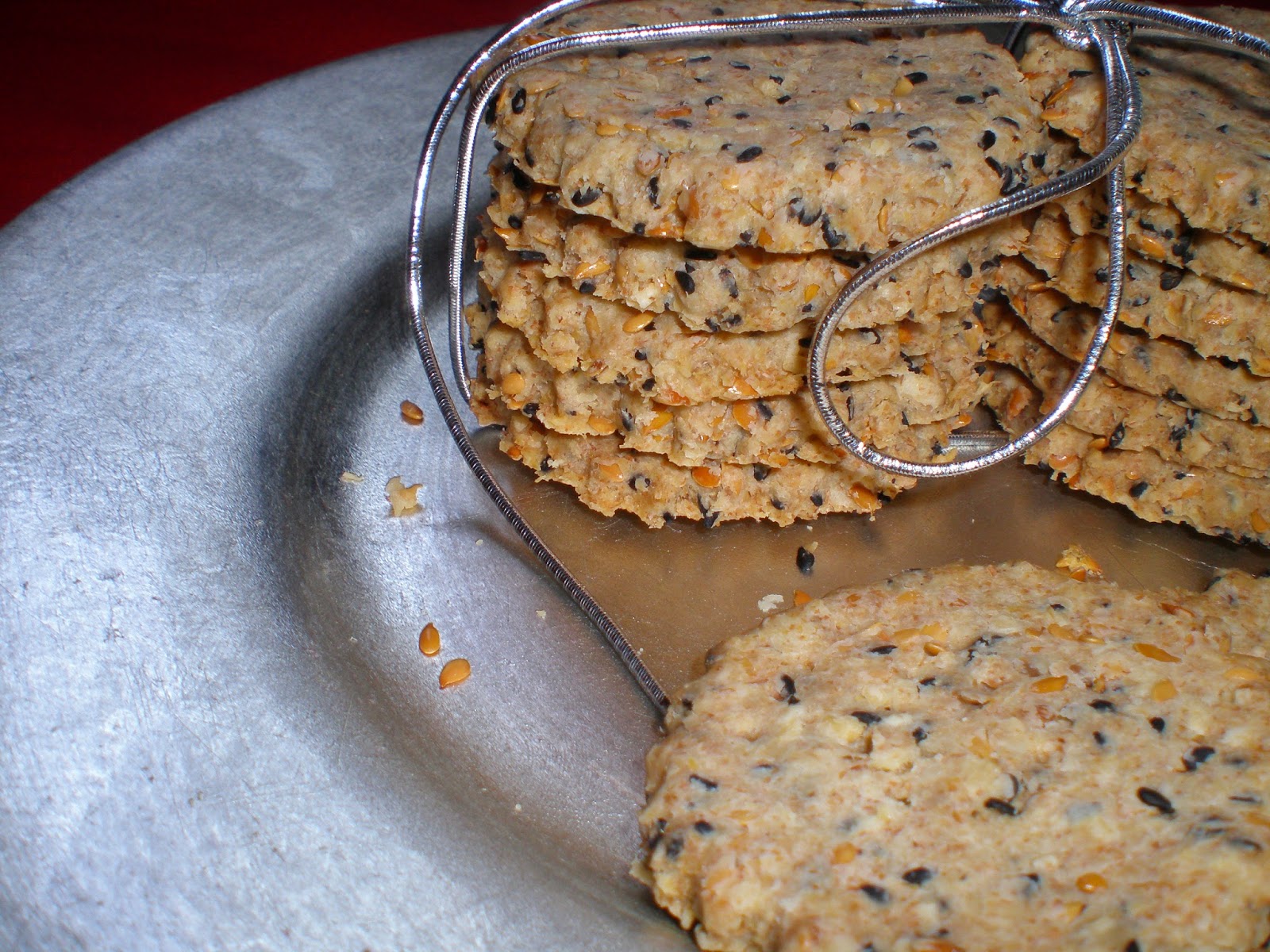 LA COCINERA NOVATA: GALLETAS INTEGRALES CON SEMILLAS DE LINO Y SÉSAMO NEGRO