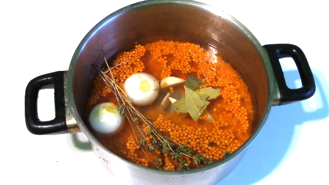 Farfuria vesela: Linte batuta cu ceapa si usturoi