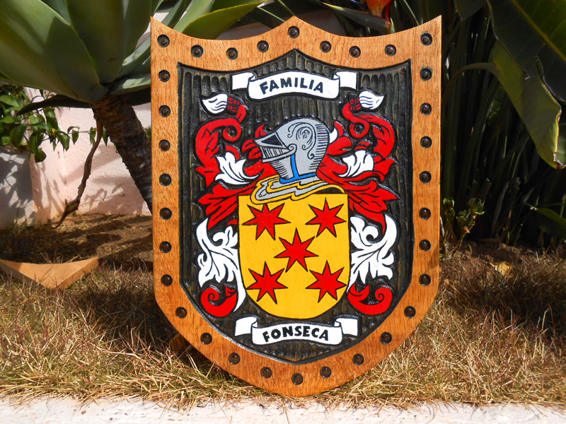 Placas de Madeira Entalhada: Escudo Brasão da Família Fonseca