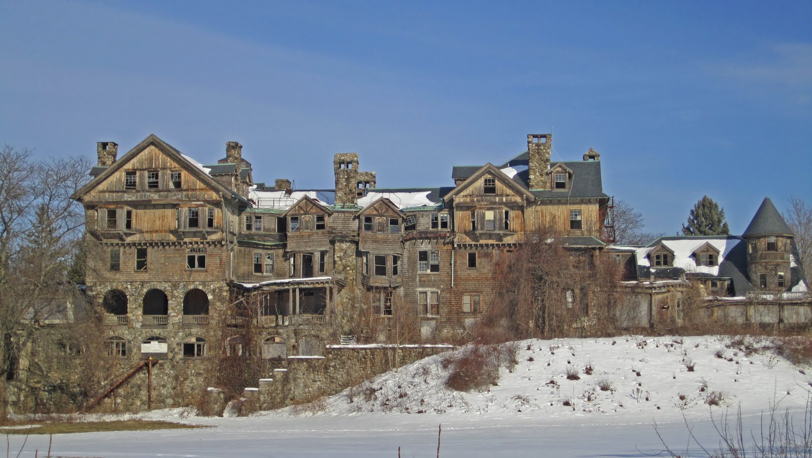 BIG OLD HOUSES: Halcyon Hall Collapsing